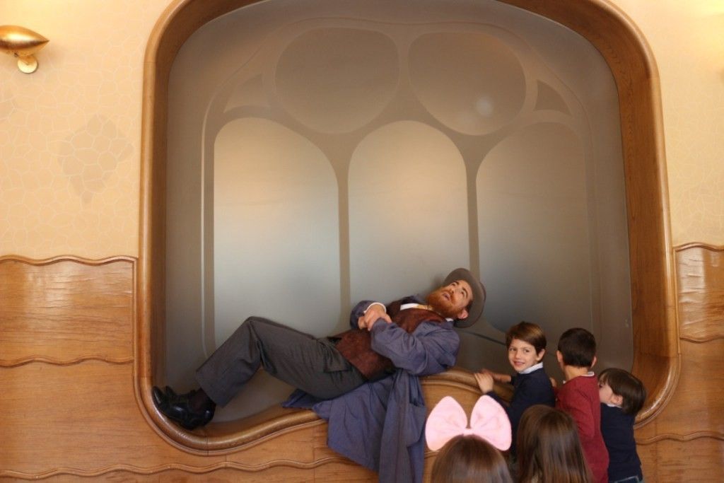 A theatrical visit to Casa Batllo